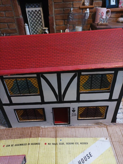 VINTAGE, THE FOLDAWAY Dolls House, Roof Broken But Can Be Repaired £10. ...