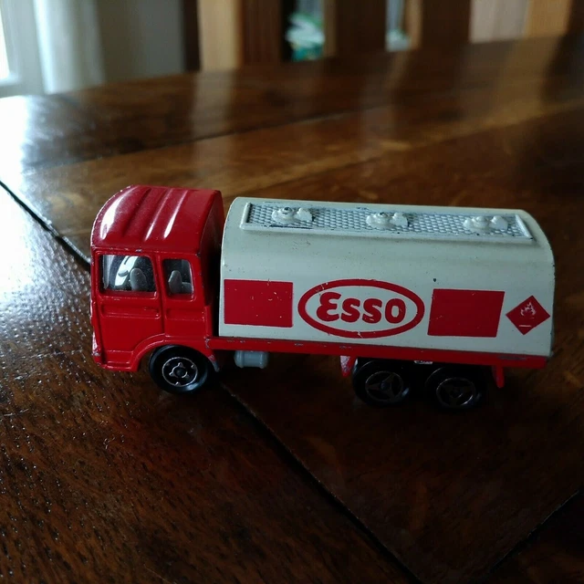 CAMION SAVIEM , Transport essence Esso , Majorette , 1/100 EUR 8,00 ...