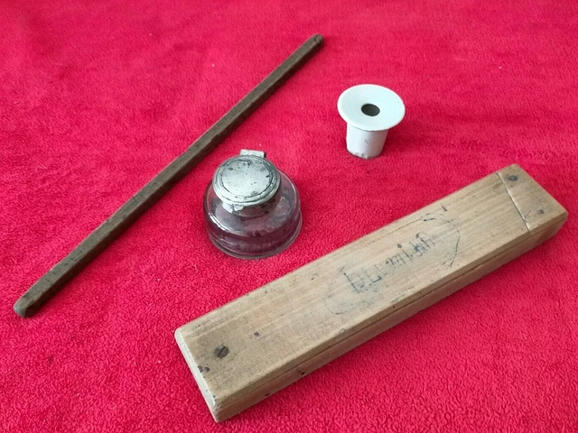 LOT MAITRE D'ÉCOLE ancien règle bois, encrier de table et bureau et ...