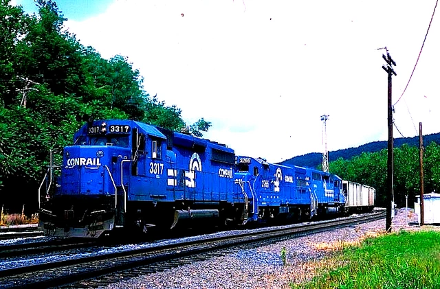 ORIGINAL KODACHROME SLIDE Conrail Gp40-2 #3317 Allentown, Pa March 25 ...