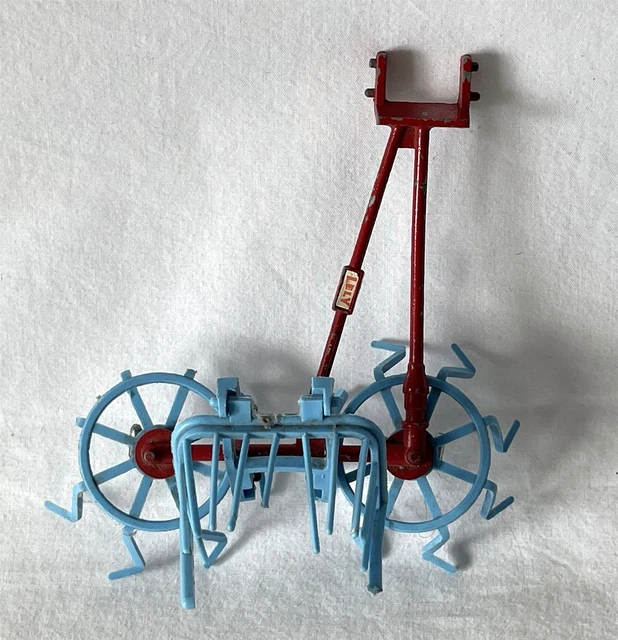 VINTAGE BRITAINS LTD Lely Rotary Hay Straw Rake Tedder 1:32 Scale 9541 ...