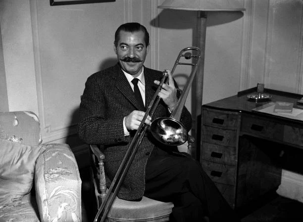 JERRY COLONNA POSED Backstage Holding Trombone 1953 Old Music Photo EUR ...