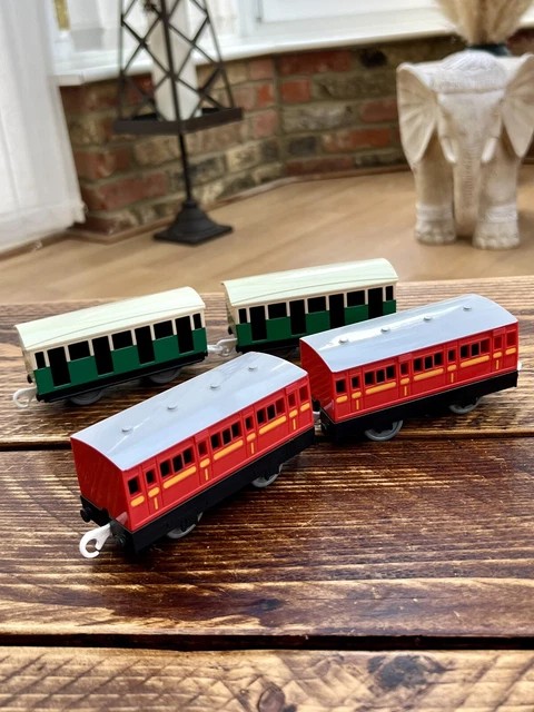 THOMAS TOMY TRACKMASTER 2 X Green & 2 X Red Passenger Train Coaches ...