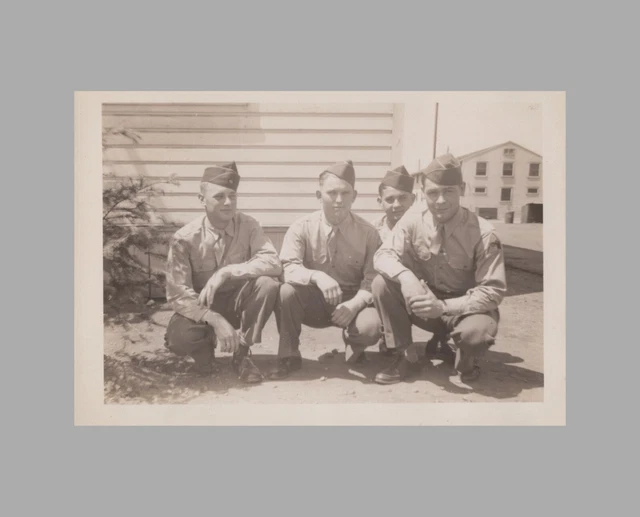 WW2 PHOTO U.S. GIs Squatting By Base Building £14.63 - PicClick UK