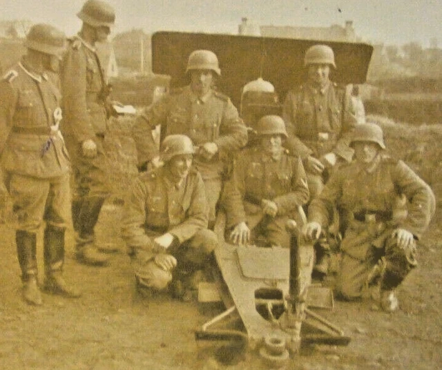 RAR ORIG FOTO alter Zeit 2.WK WW ! Soldaten besondere Waffe ? Uniform ...