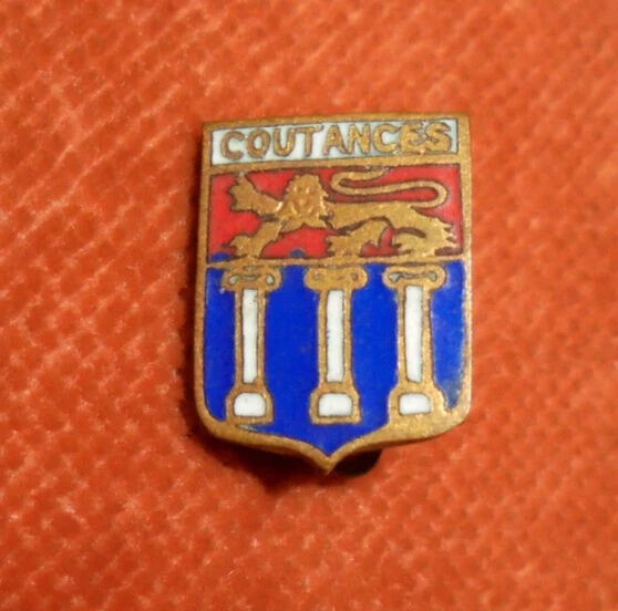 JOLIE INSIGNE ÉPINGLE Badge Emaillé Blason Héraldique COUTANCES au lion or EUR 15,00 - PicClick FR