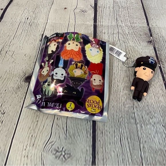 SPIRIT HALLOWEEN HOCUS Pocus The Bus Driver Mystery Exclusive Keychain ...