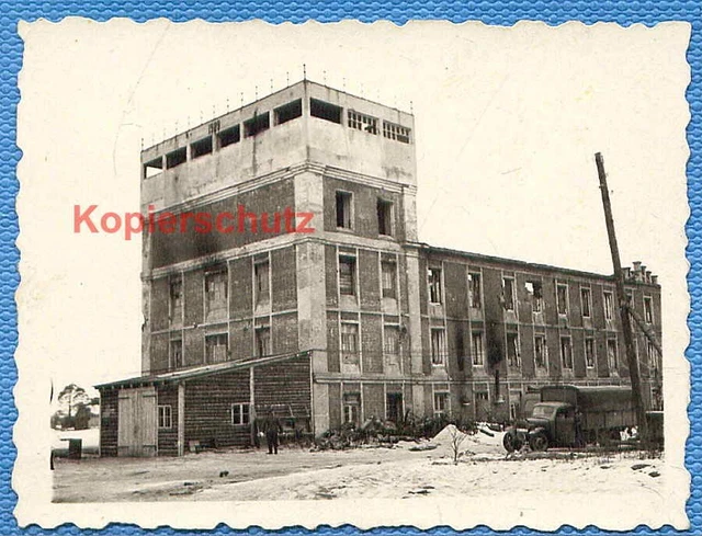 FOTO, RUSSLAND, UNTERKUNFT der Fernmelder der Luftwaffe, Fahrzeuge, um ...