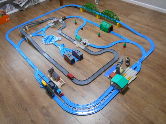 TOMY TRACKMASTER THOMAS the tank engine train set with thomas battery ...