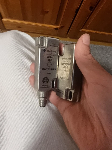 GUARDMASTER ALLEN-BRADLEY SAFETY Switch. FERROGARD GD2-FRS21DC. 24V DC ...