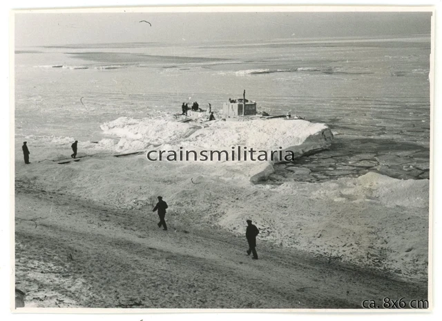 ORIG. FOTO M-1106 Matrosen bei Bergung Kriegsmarine Schiff Ostsee Küste ...