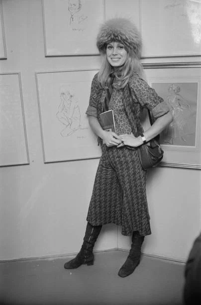 ACTRESS JOANNA LUMLEY Stands By A Drawing Of Herself 1971 OLD PHOTO EUR ...