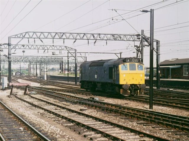PHOTO 6X4 CLASS 25 loco, North end of Crewe Station 25322 seen just ...