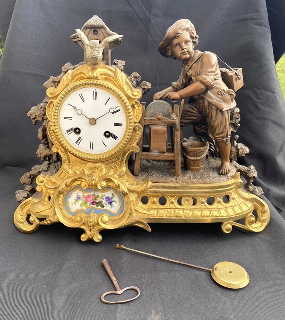 ANCIENNE PENDULE EN régule doré avec balancier cloche et clé EUR 20,00 ...