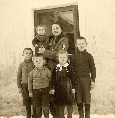 **BEST! FEMALE GERMAN Uniformed RAD Girl Posed w/ Group of Kids in ...