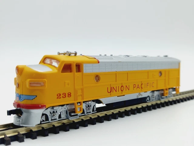 N GAUGE SCALE Union Pacific Diesel Locomotive Train Engine Model ...