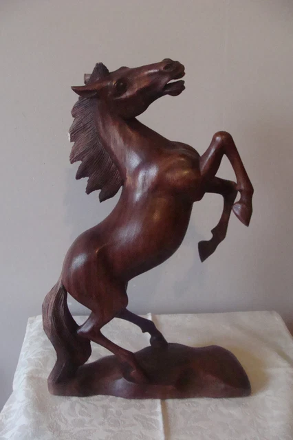 SCULPTURE ANIMALIÈRE, CHEVAL se cabrant , en bois exotique sculpté ...