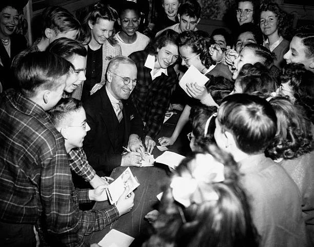 HARRY S. TRUMAN Signing Autographs At School 1940 OLD PHOTO $8.50 ...