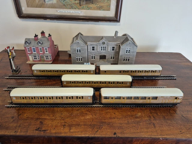 HORNBY 00 GAUGE Model Railway LNER Teak Coaches And Brake Coaches R477 ...