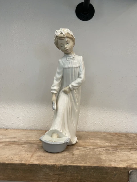 NAO BY LLADRO Daisa Girl Washing Feet Figurine Ornament Hand Made In ...