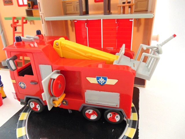 FIREMAN SAM DELUXE Fire Station With Jupiter Fire Engine & 3 Figures ...