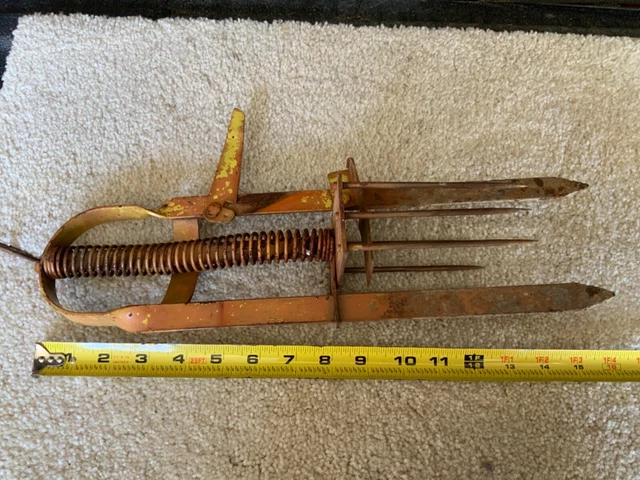 VINTAGE RUSTY STEEL Mole Rat Animal Trap Spikes Spring Fork Old free ...