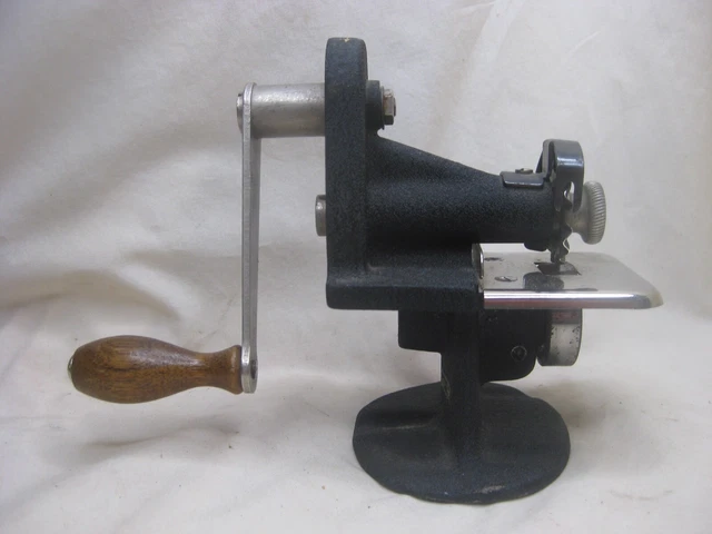 VINTAGE ANTIQUE SINGER USA manual hand operated crank pinker crimping ...