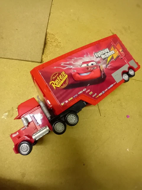 CAMION LIGHTNING MCQUEEN Mack con binario/rampa all'interno per salti ... CAMION LIGHTNING MCQUEEN Mack con binario/rampa all'interno per salti ...