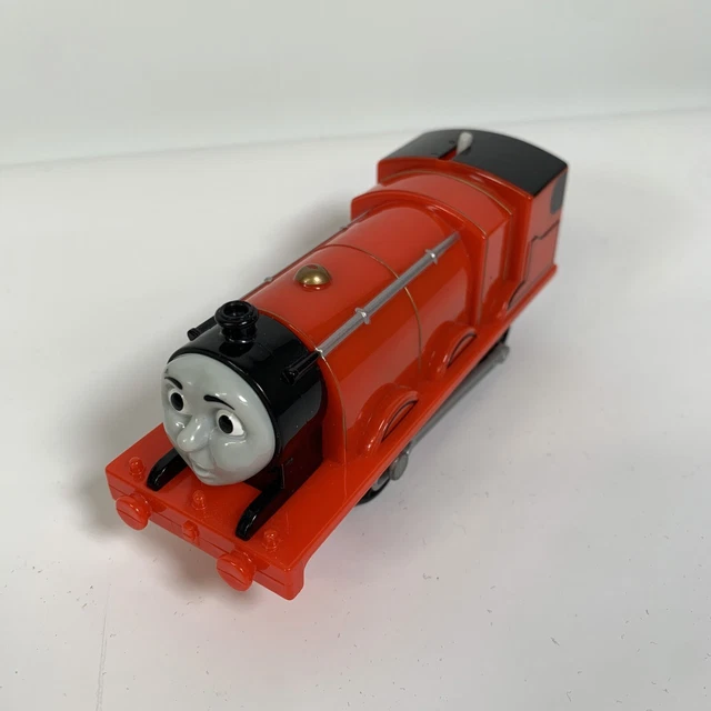 THOMAS THE TANK Engines James Motorised Train Red 2013 Mattel Pulling ...