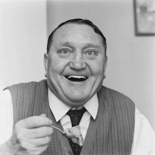 ENGLISH ACTOR SINGER And Entertainer Arthur Mullard At Home 1967 OLD ...