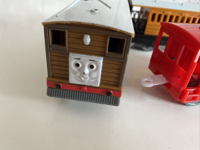 TOMY TRACKMASTER THOMAS The Tank Engine Battery Train Toby and ...