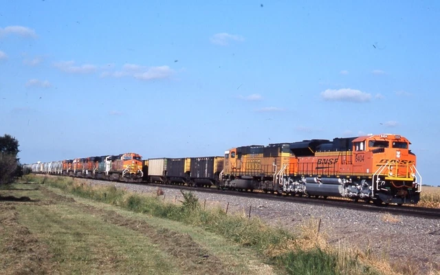 BNSF SD70ACE 8404 wTrain Orig Fujichrome Slide E53 EUR 2,80 - PicClick DE