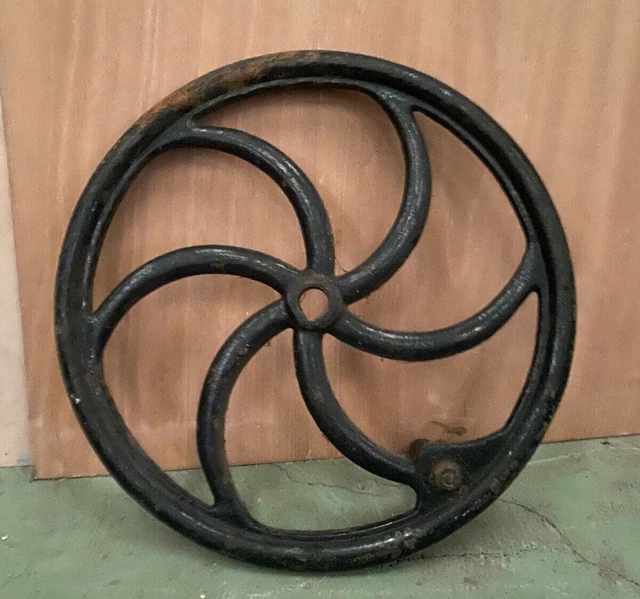 ANCIENNE ROUE DE machine à enrôlement en fonte de fer . XX siècle . EUR ...