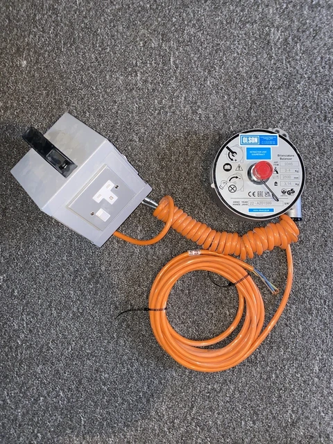 OLSON 4 WAY 13A Switched Metal Clad Socket Suspended Retractable ...