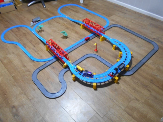 TOMY TRACKMASTER THOMAS the tank engine train set with raised tracks ...