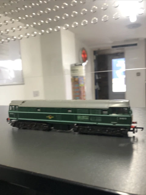 TRIANG/HORNBY 00 GAUGE BR Class 31 Diesel Locomotive D5572 in BR Green ...