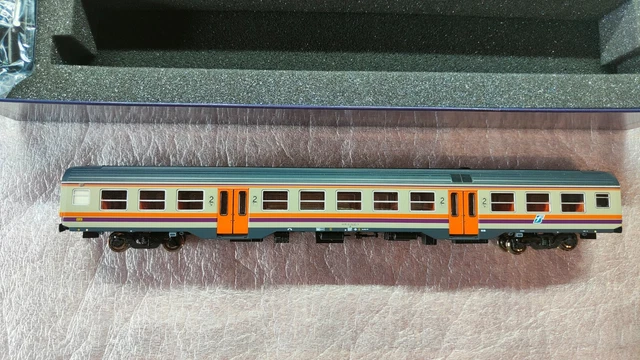 VITRAINS 3239 MDVC beige/arancio/viola 2 CLASSE, logo XMPR , ILLUMINATA ...