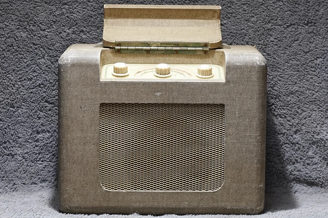 VINTAGE BUSH BAC31 TYPE 42 MAINS/BATTERY VALVE/TUBE RADIO.1950's.PROP ...