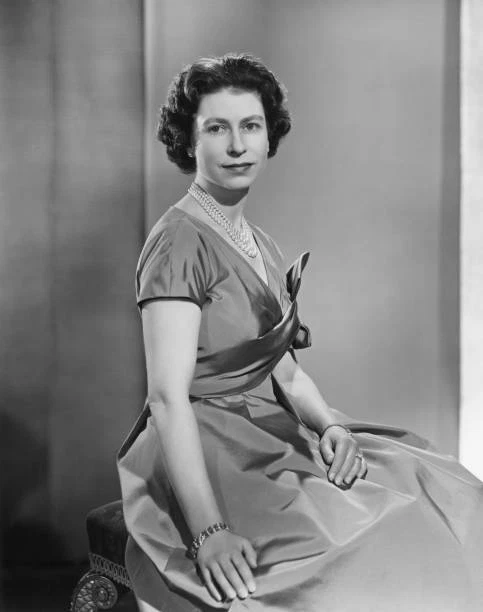 QUEEN ELIZABETH II Poses For A Portrait At Buckingham Palace 5 1958 Old ...