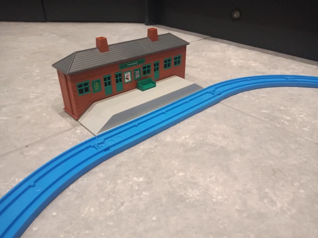 TOMY THOMAS TRACKMASTER Cranky at the Docks train track set + trains £ ...