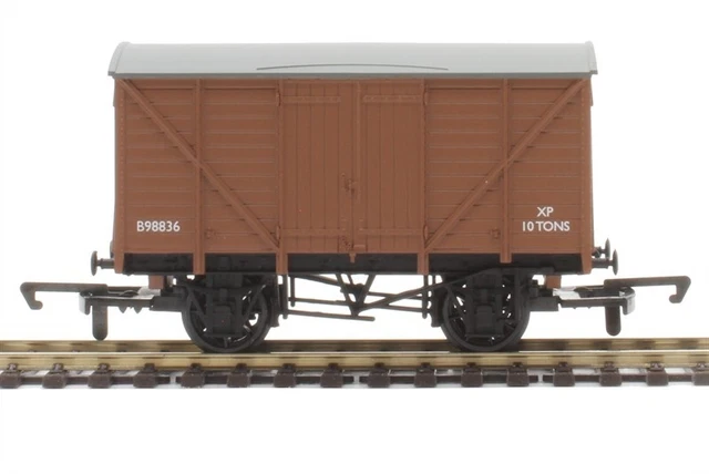 HORNBY R60048 OO Gauge Triple Wagon Pack - Mixed Wagons with Box Van ...