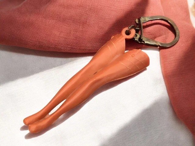 PORTE-CLÉ PUBLICITAIRE ANCIEN “BOMO” - Jambes avec bas et jarretelles ...