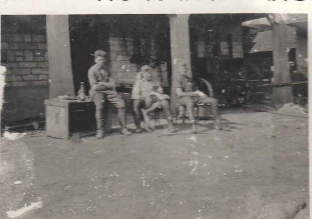 PHOTO SOLDAT ALLEMAND WW2 pause dans une cour - 2255 EUR 1,50 - PicClick FR