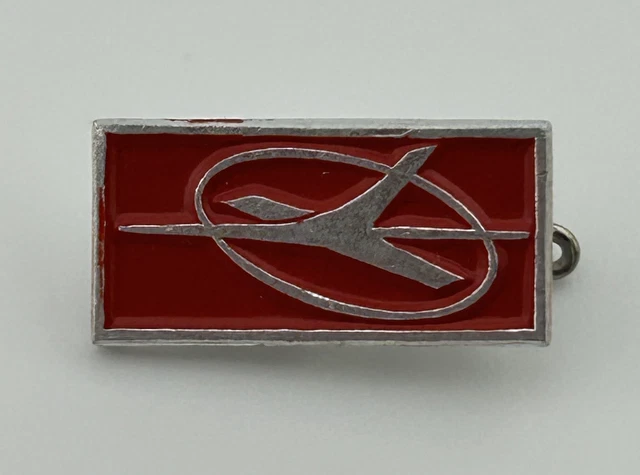 P22 ABZEICHEN Pin " Interflug " DDR Fluggesellschaft Logo auf rotem ...