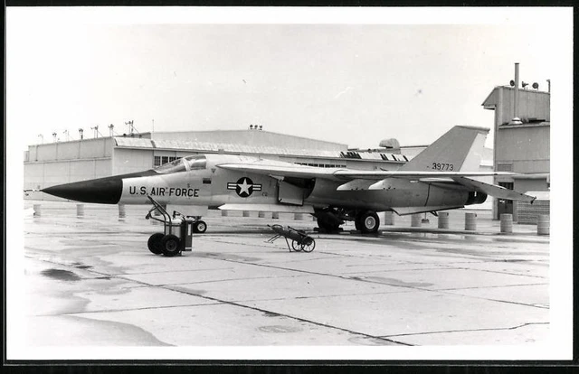 FOTOGRAFIE FLUGZEUG GENERAL Dynamics F-111 Aardvark der US-Air Force ...