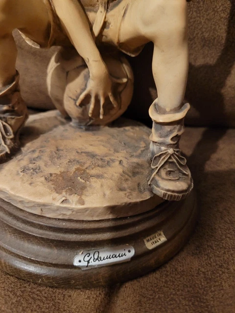 FIGURINE GIUSEPPE ARMANI Capodimonte : Garçon moutant assis sur un ...