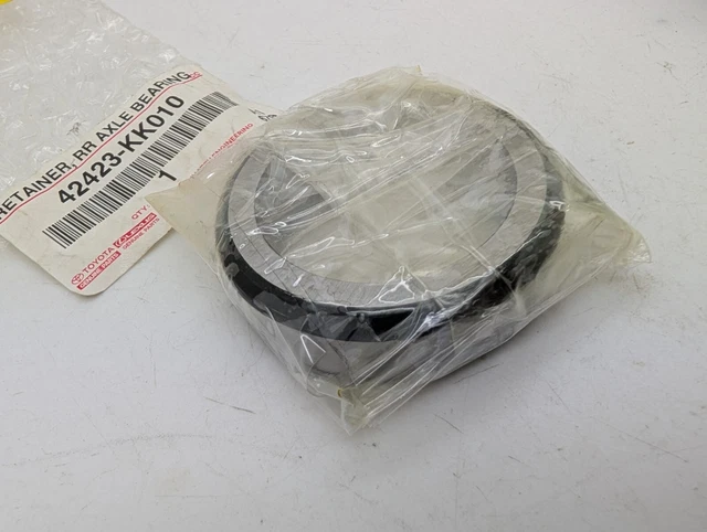 NEW GENUINE TOYOTA Hilux Fortuner Rear Wheel Bearing Retainer ...