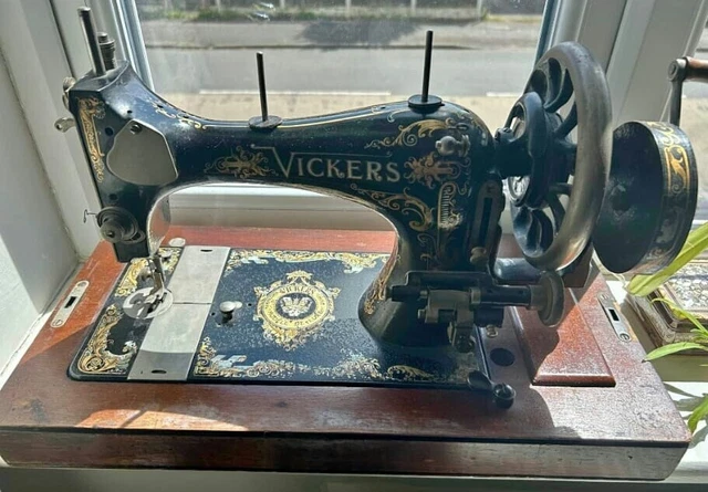 VINTAGE HAND CRANKED Vickers Sewing Machine Modele De Luxe £140.00 ...