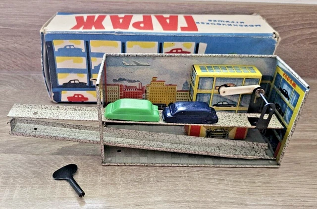 VINTAGE RUSSIAN TINPLATE CLOCKWORK TOY CAR LIFT 1960's USSR RARE BOXED ...