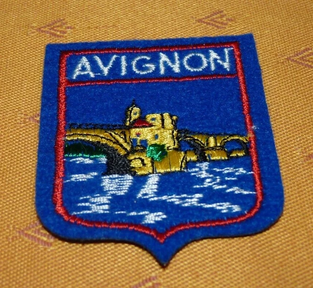 ANCIEN ÉCUSSON THERMOCOLLANT feutre brodé blason d'Avignon neuf Vintage ...